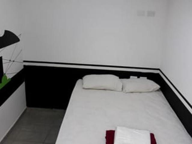 QUARTO COM CAMA DE CASAL COM BANHEIRO COMPARTILHADO