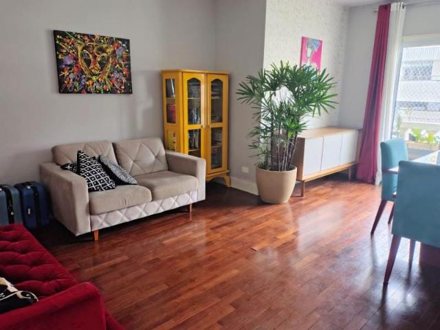 Quarto com cama de casal, televisão e escrivaninha