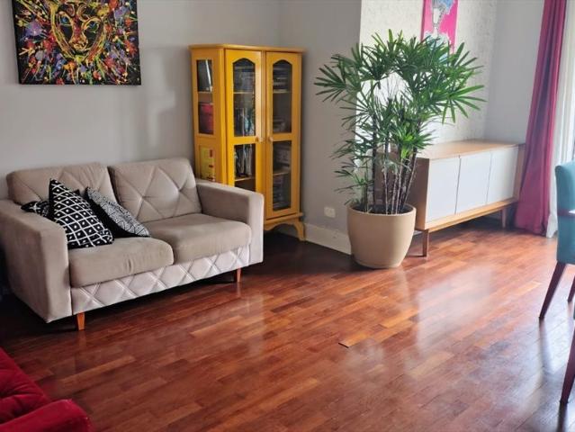 Quarto com cama de casal, Televisão e escrivaninha
