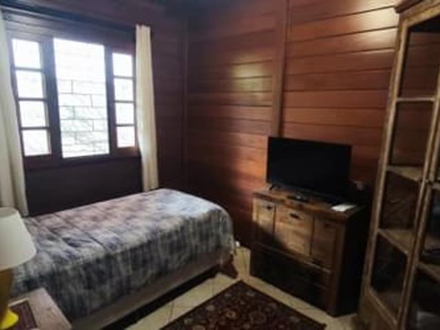 quarto com cama de solteiro