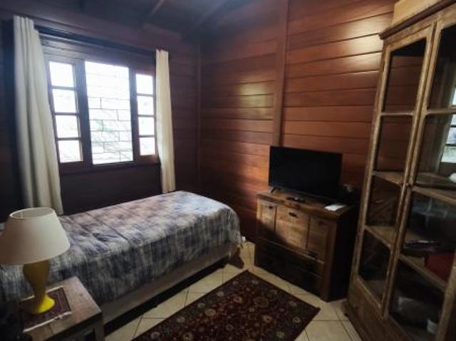 quarto com cama de solteiro