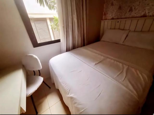 Quarto com frigobar e ar condicionado/ Banheiro Privativo