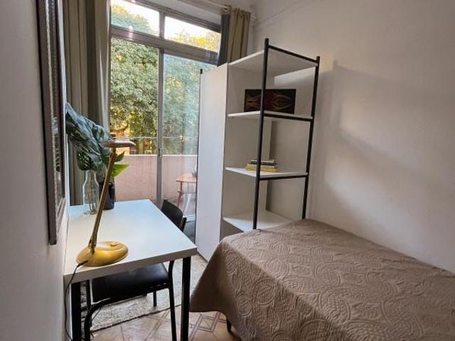 QUARTO COM SACADA NA FRENTE DA UFRGS