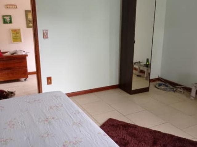 Quarto com varanda e banheiro privativo