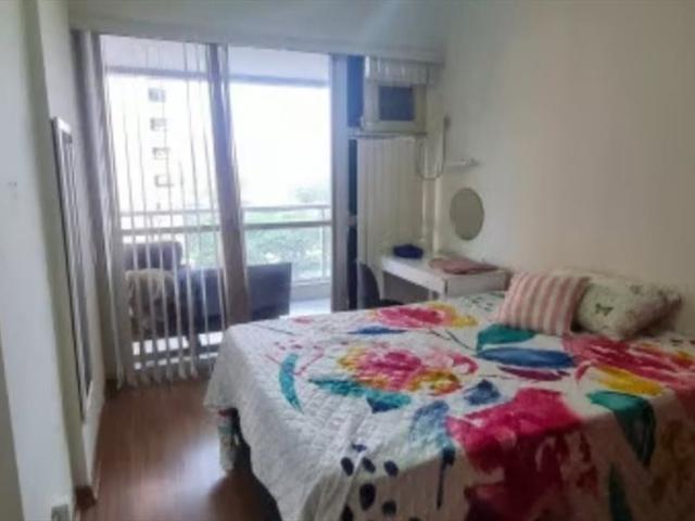 Quarto com varanda e banheiro privativo predio total infra em area nobre da Barra