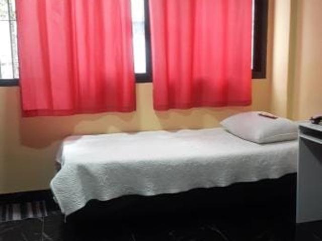 Quarto compartilhado para moça