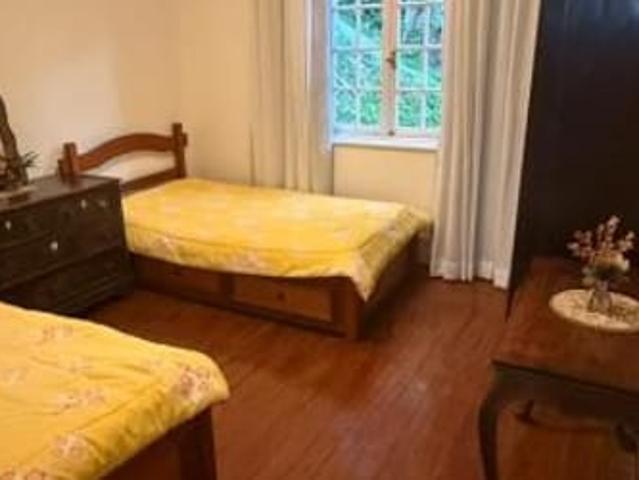 QUARTO CHARMOSO COM 2 CAMAS, ESTILO CLÁSSICO E VISTA VERDE