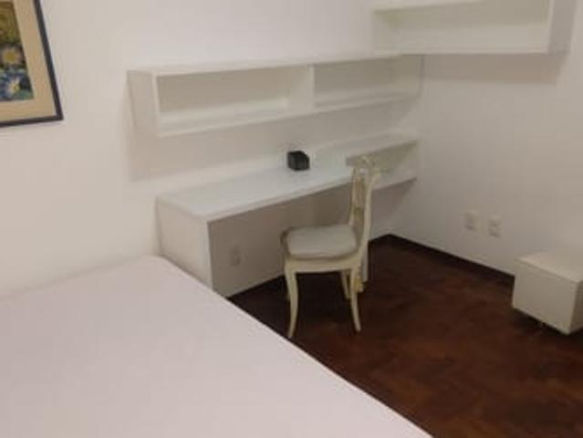 Quarto, Claro, arejado, silencioso, cama larga,escrivaninha