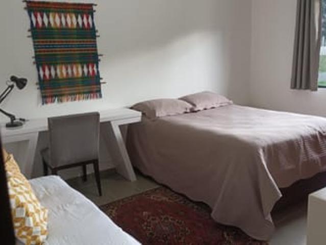Quarto amplo e aconchegante