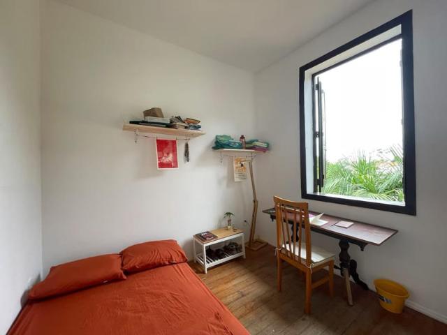Quarto amplo e arejado