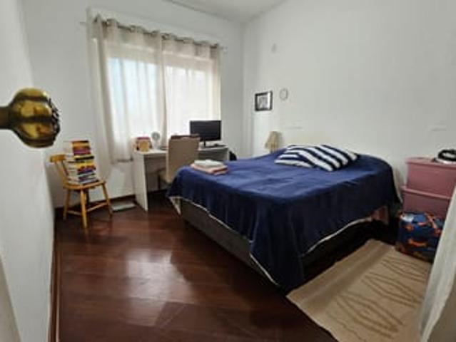 QUARTO AMPLO EM APÊ NA ALAMEDA SANTOS CONTAS INCLUSAS