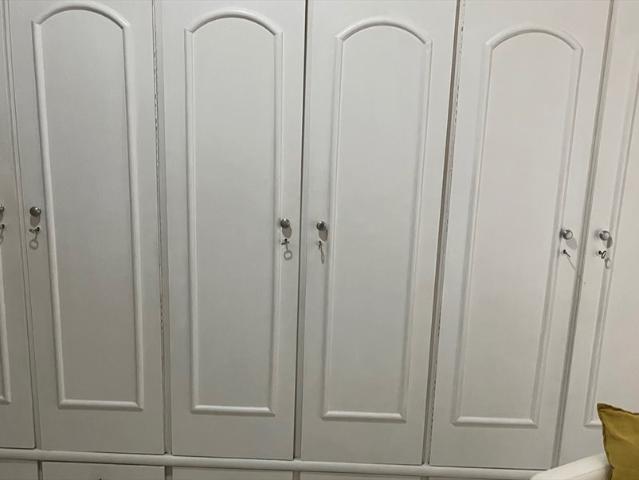 QUARTO AMPLO MOBILIADO AO LADO DO METRÔ