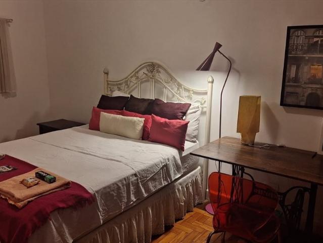 Quarto amplo na rua Monte Alegre Santa Teresa