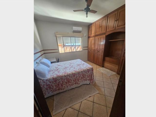 Quarto aconchegante em casa de família