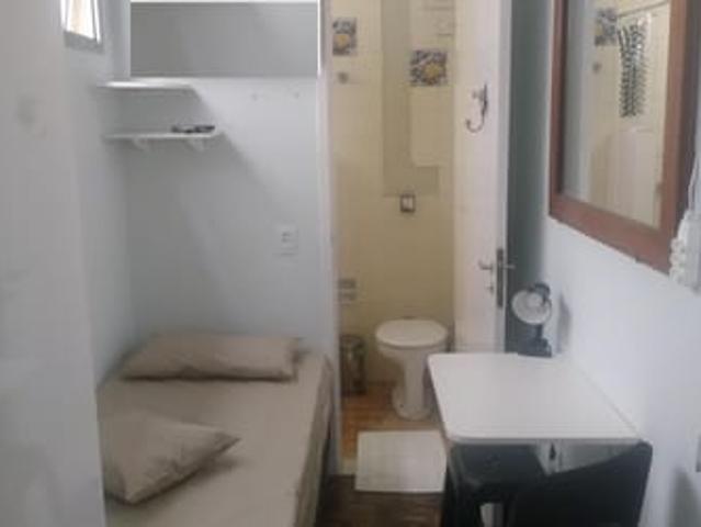 Quarto arejado com banheiro privativo no Jardim Botânico