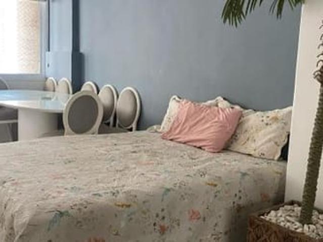 Quarto grande na quadra da praia!
