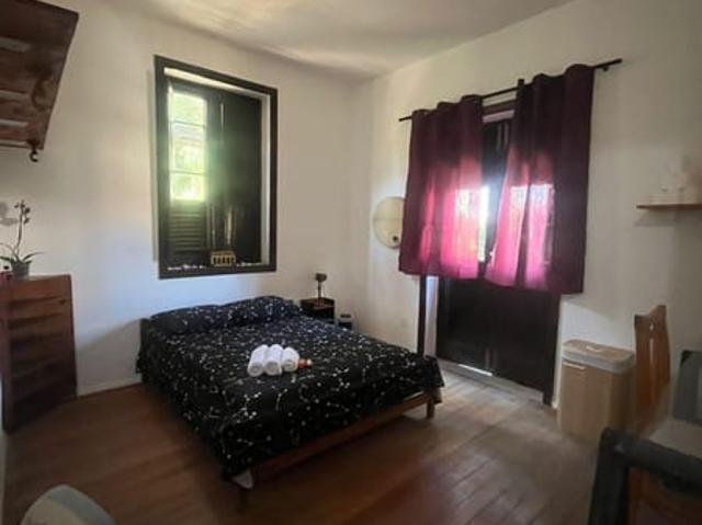 Quarto grande com varanda em casarão de Santa Teresa