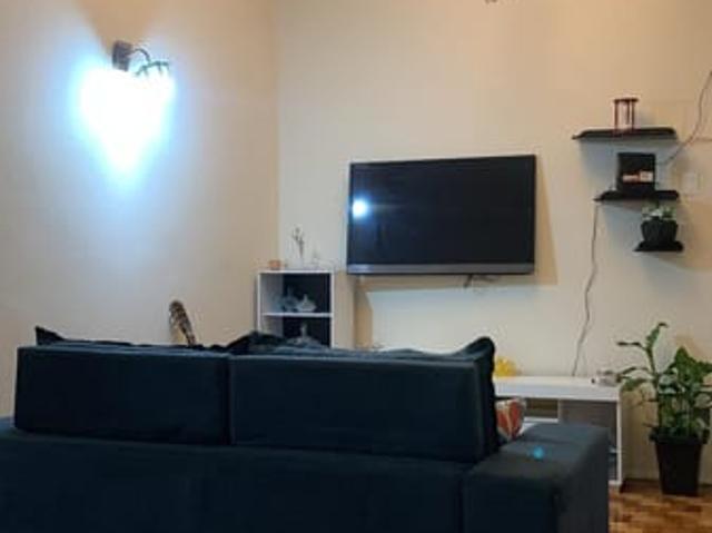 Quarto grande com cama de casal