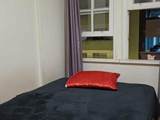 Quarto grande com cama de casal