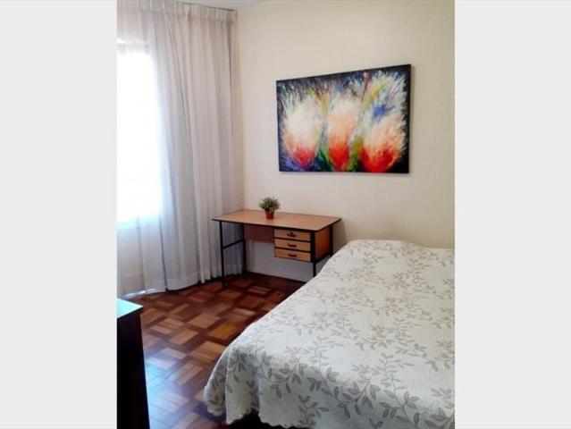 Quarto grande com sacada
