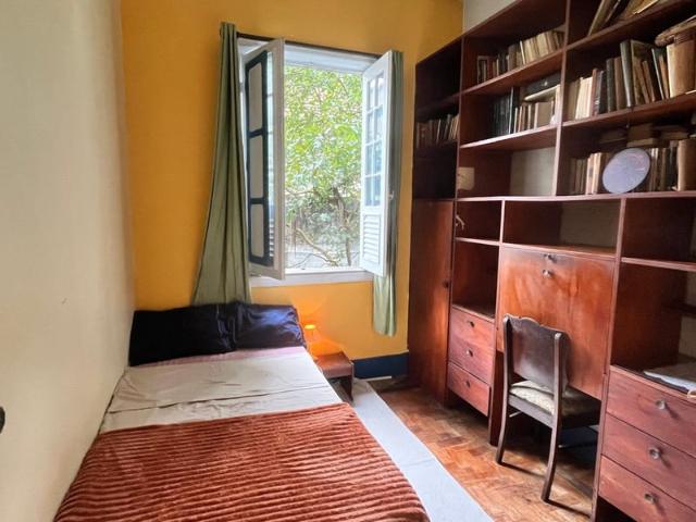 Quarto grande e arejado