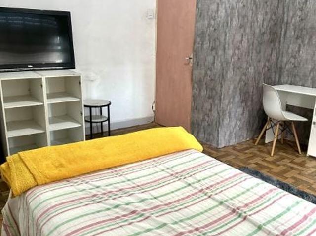 Quarto grande para solteiro a