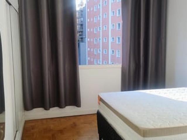 Quarto de casal gigante e ótima localização. LeiaA descriç@o