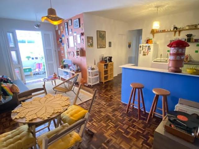 Quarto disponível em apartamento no Meireles