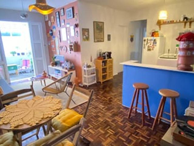 Quarto disponível em apartamento no Meireles