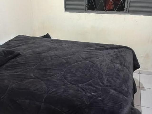Quarto em casa com mobília