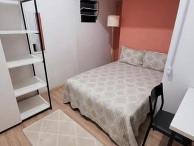QUARTO EM CASA COM PISCINA PRÓXIMO DA UFRGS CENTRO