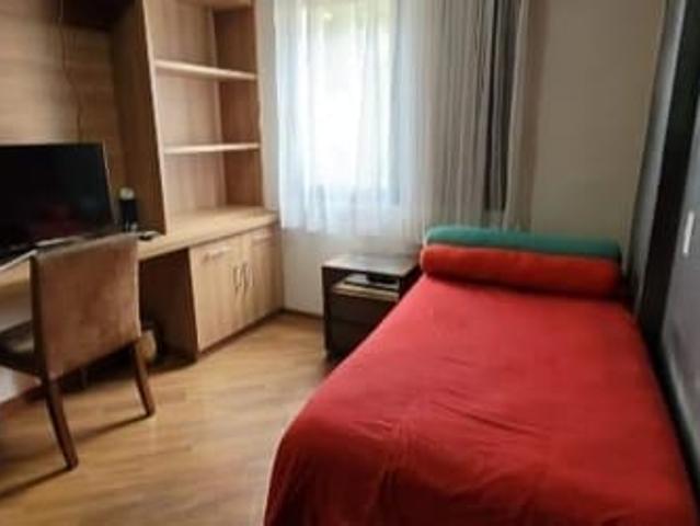 Quarto em apartamento de familia