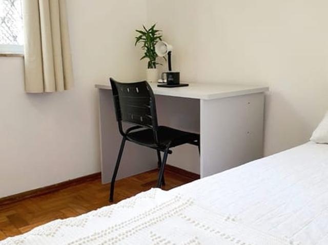 Quarto em apartamento masculino próximo ao Pátio Savassi