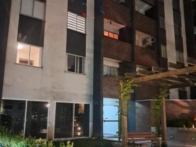 quarto em apartamento no coração da cidade