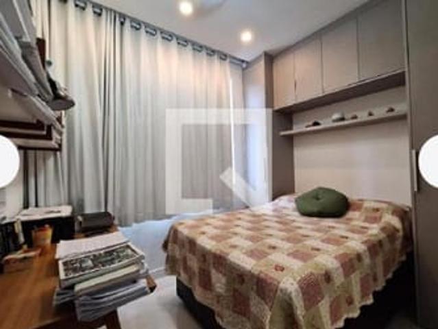 Quarto espaço mobiliado em apartamento na quadra do metrô