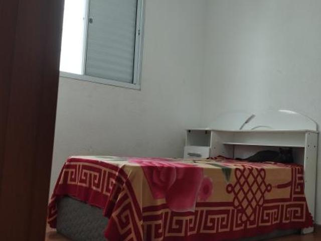 Quarto espaçoso em condomínio