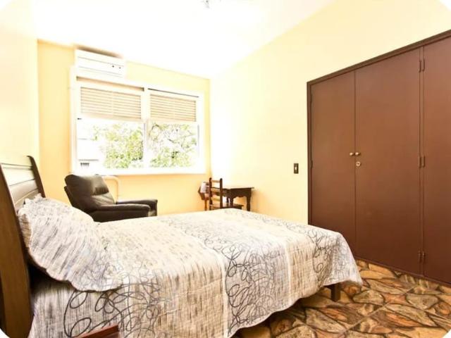 Quarto espaçoso perto do metro e da praia