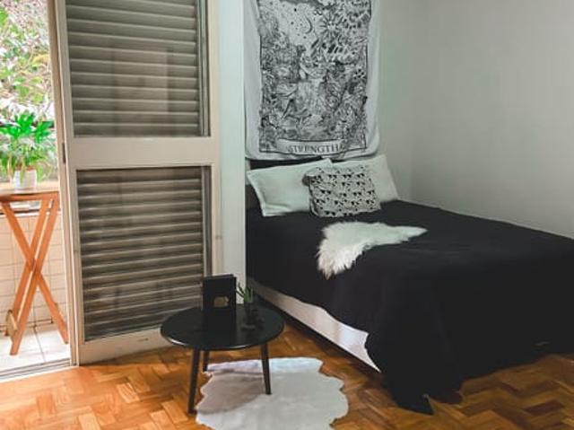 Quarto feminino com sacada no Lourdes praça da liberdade