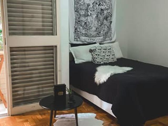 Quarto feminino com sacada no Lourdes praça da liberdade