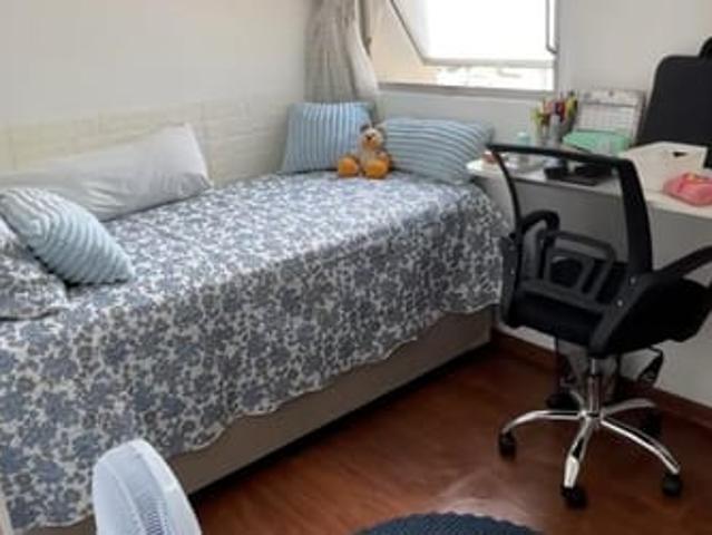 Quarto feminino em apto compartilhado