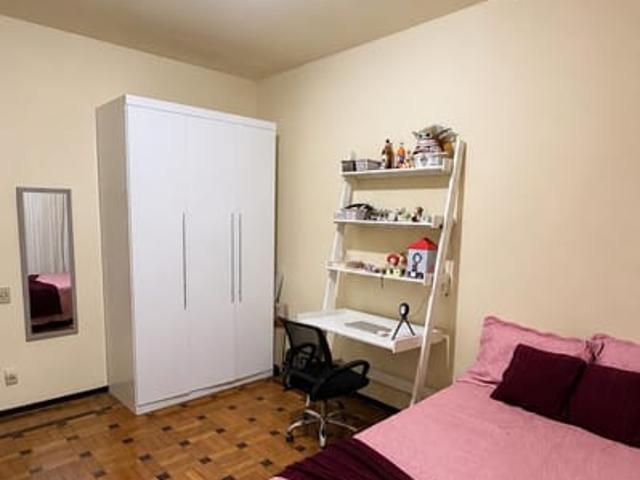 Quarto feminino mobiliado
