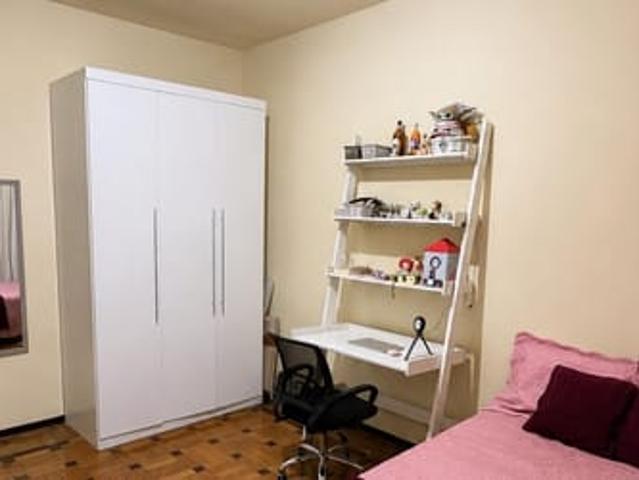 Quarto feminino mobiliado