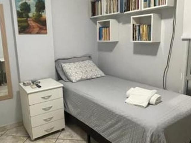 Quarto feminino no centro da cidade