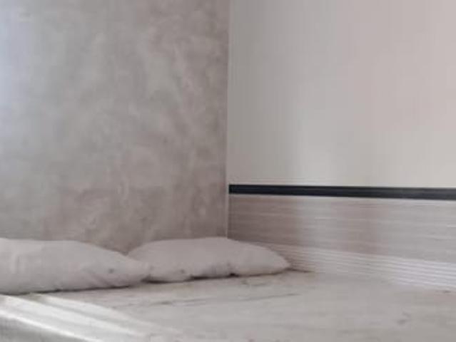 Quarto individual c/ ar, mobiliado e banheiro exclusivo.