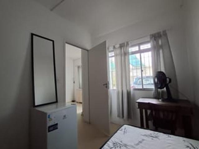 Quarto individual c/ ventilador, frigobar e mobiliado