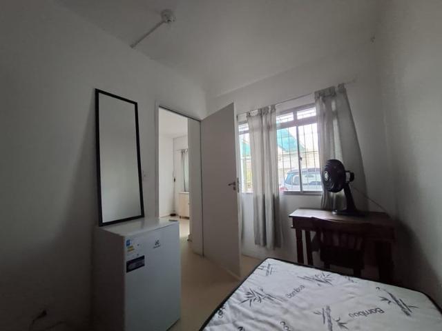 Quarto individual c/ ventilador, frigobar e mobiliado