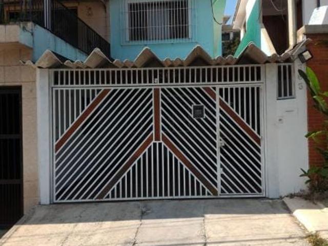 Quarto individual com cama de casal