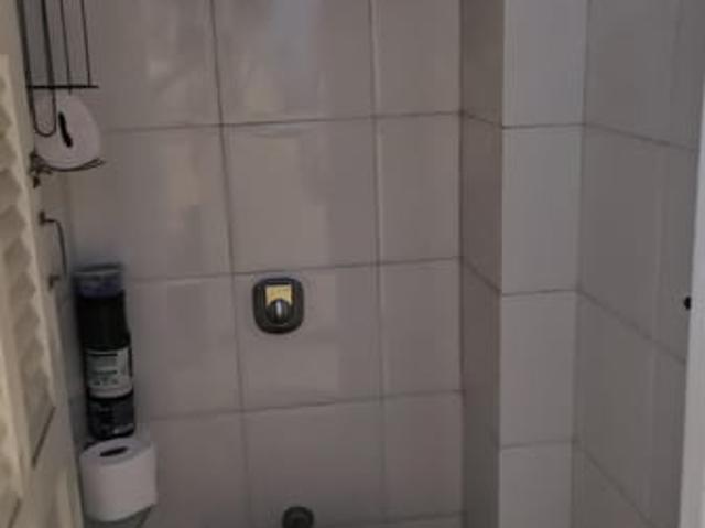 Quarto individual com cama de solteiro