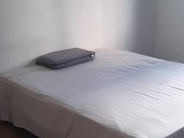 Quarto individual com closet
