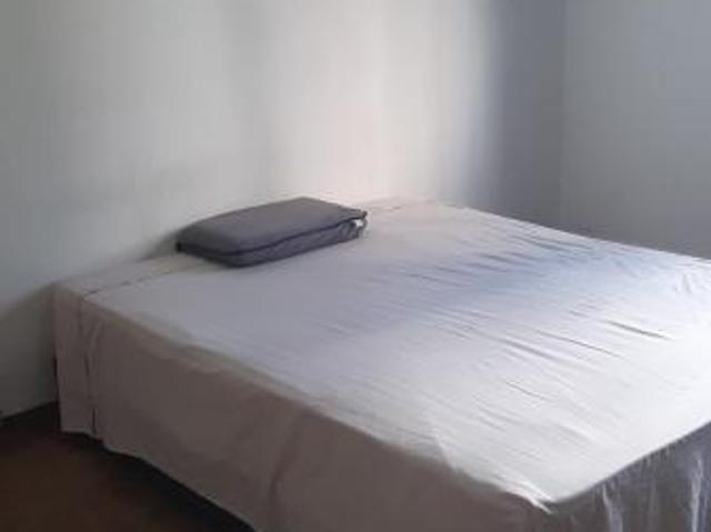 Quarto individual com closet